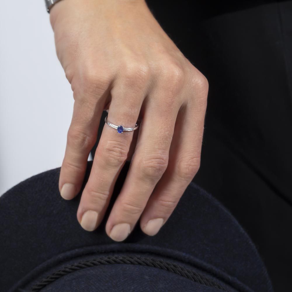 Emile engagement ring in white gold and oval emerald | LEPAGE