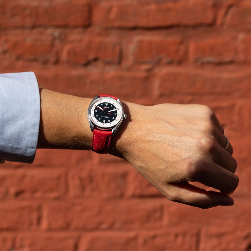 Montre Omega Seamaster Jeux Olympiques cadran blanc bracelet cuir rouge Edition limitée 2032 ex ...