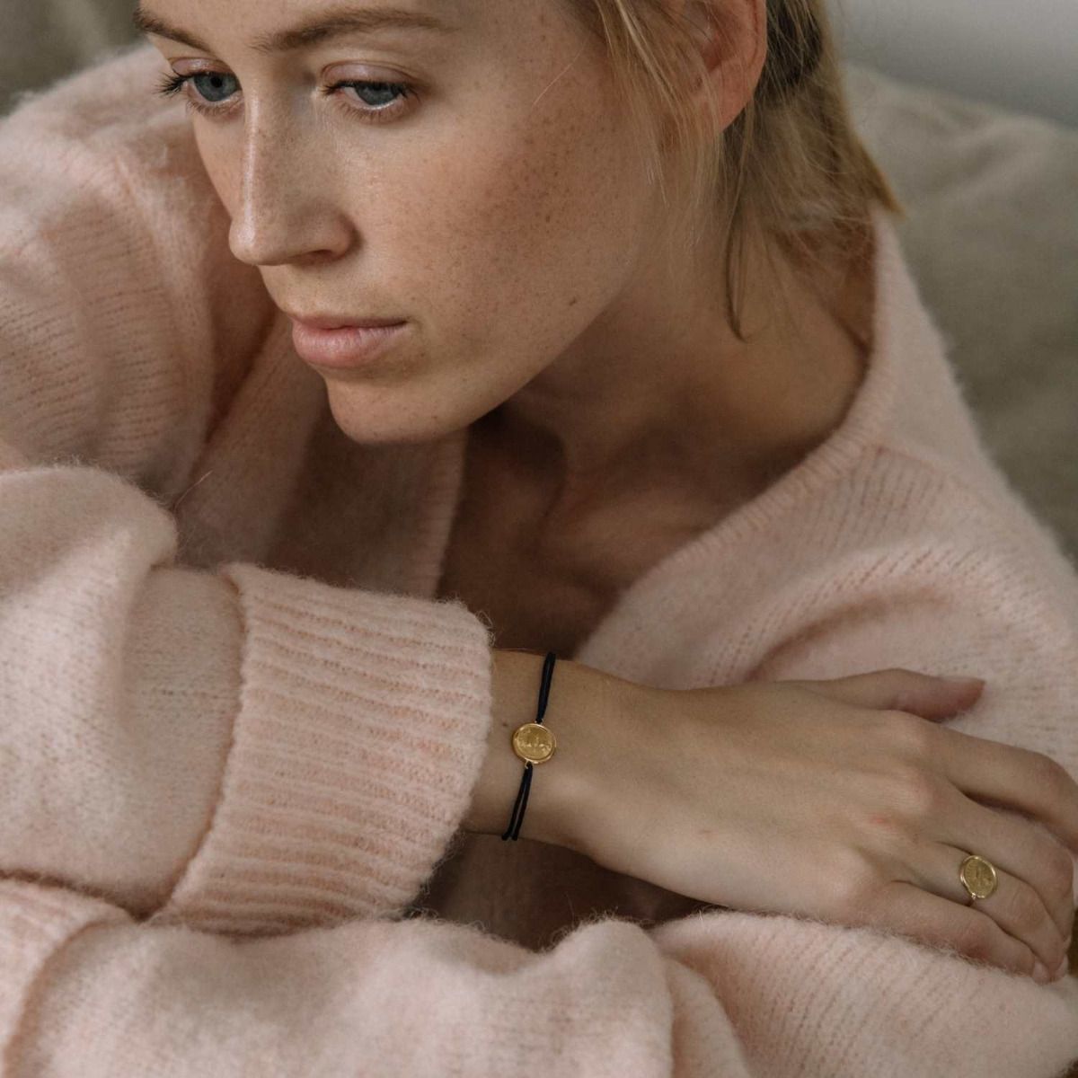 Bracelet cordon A.Augis La Médaille d’Amour L’Originale en or jaune ...