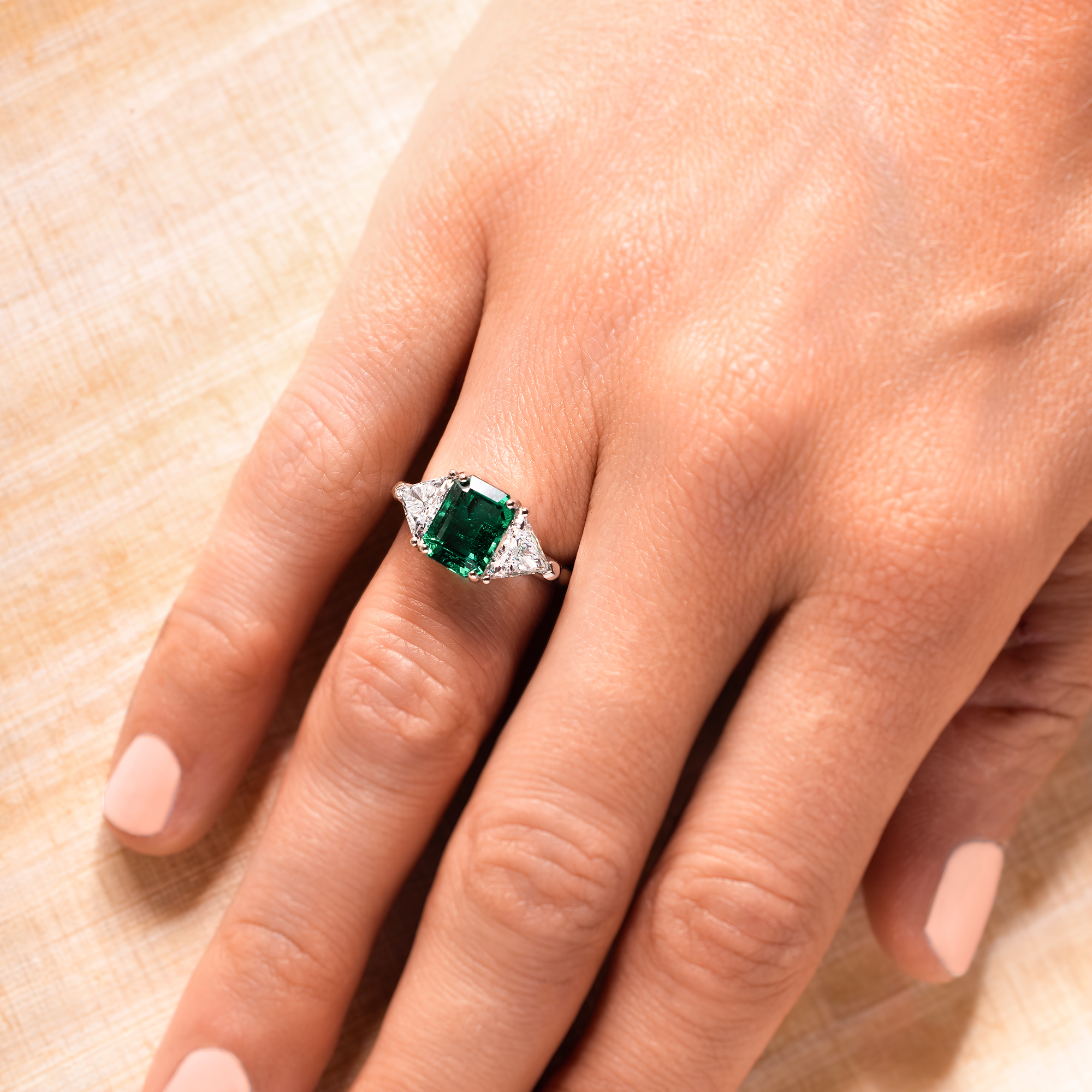 Bague Cléo en platine, émeraude et diamants LEB2023EX1 - Lepage