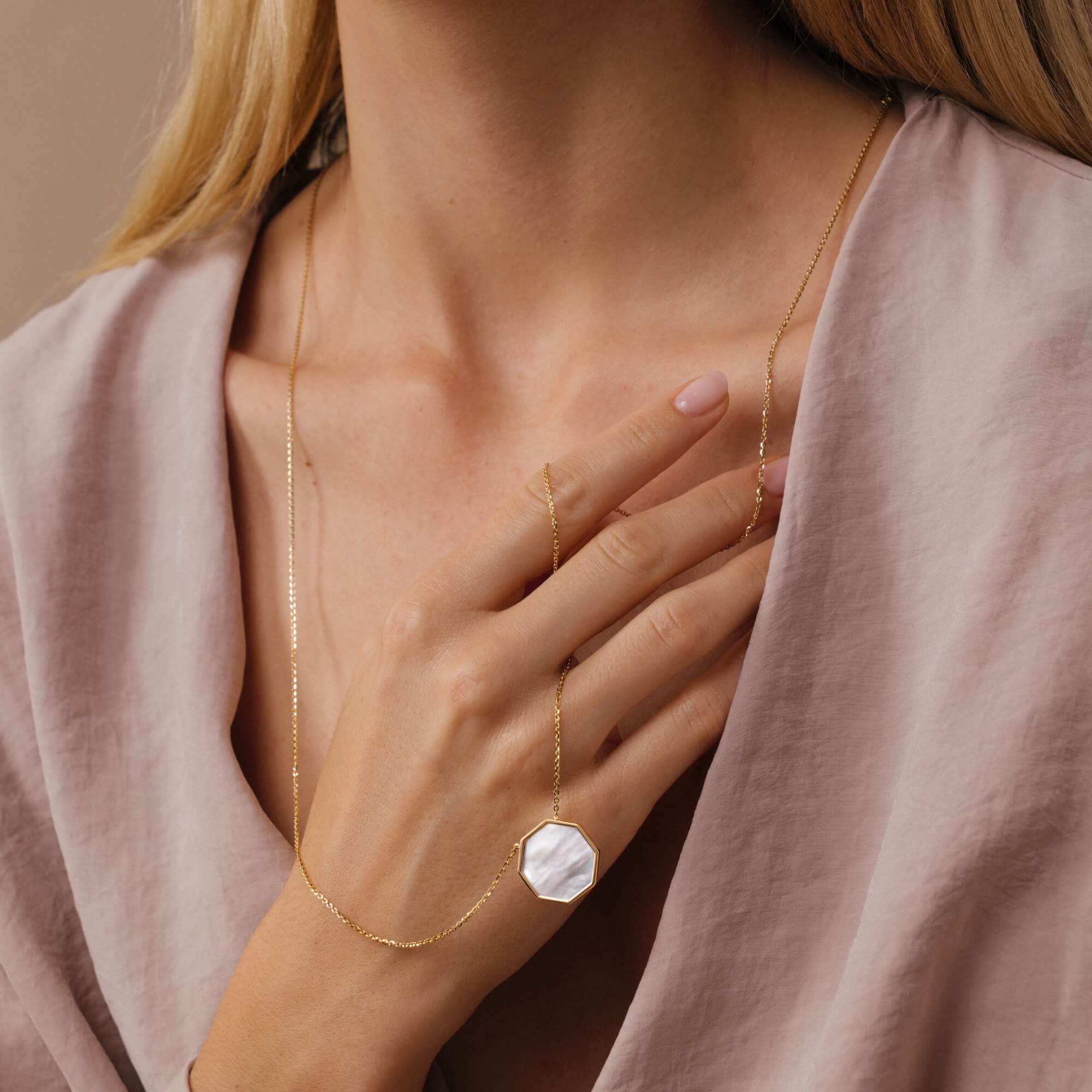 Octo long necklace in yellow gold and white mother of pearl - Lepage