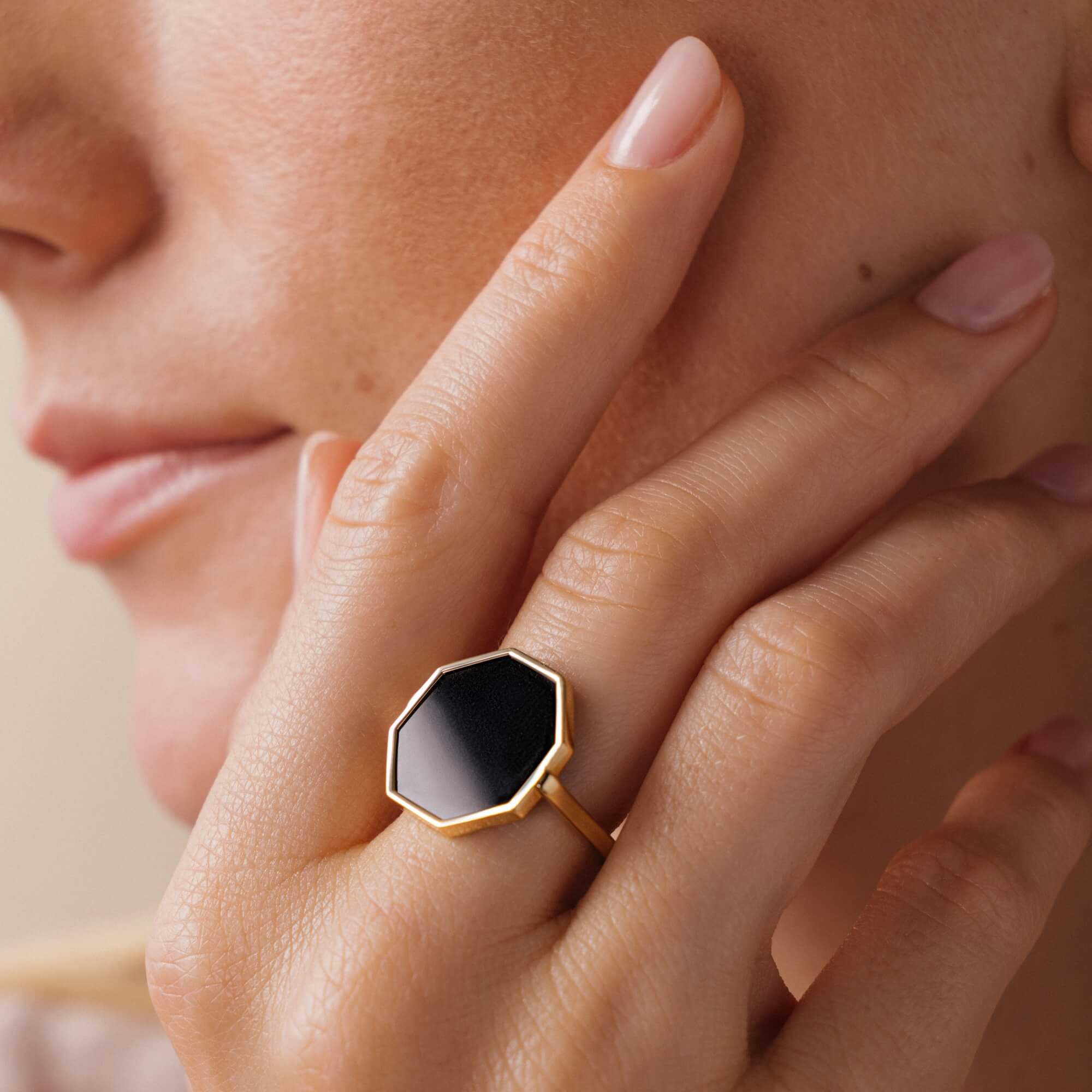 Octo ring in yellow gold and onyx - Lepage