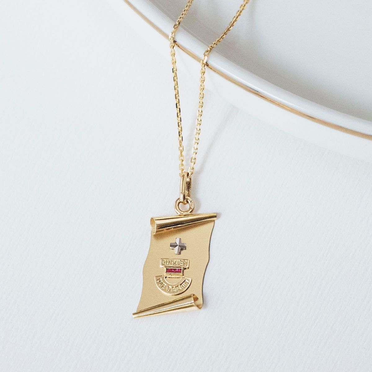 Augis Amour La Singulière medal in yellow gold | Lepage