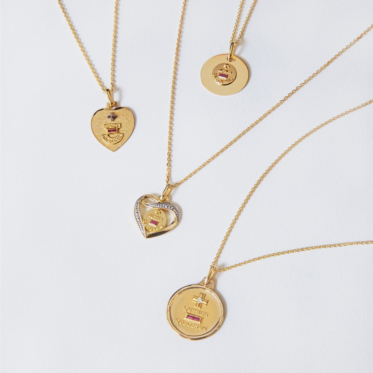 Augis Amour La Délicate medal in yellow gold | Lepage