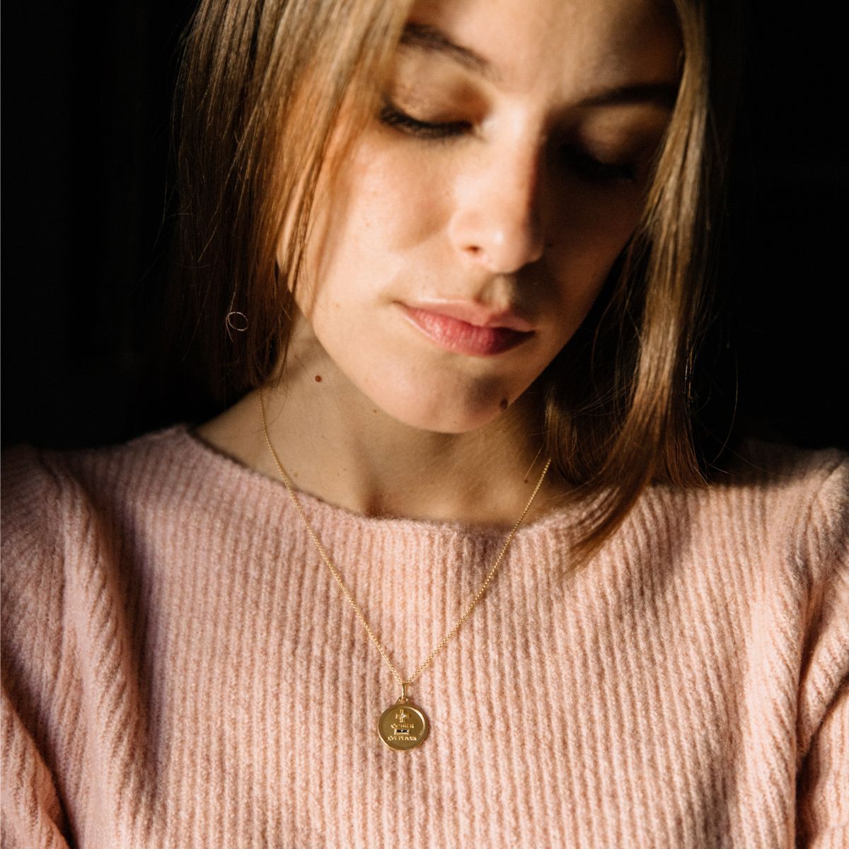 Augis Amour L'Essentielle blue medal in yellow gold | Lepage