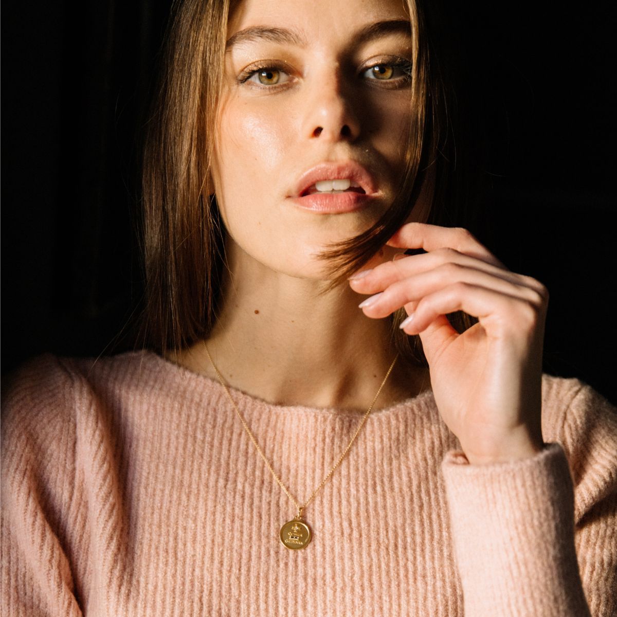 Augis Amour L'Essentielle blue medal in yellow gold | Lepage