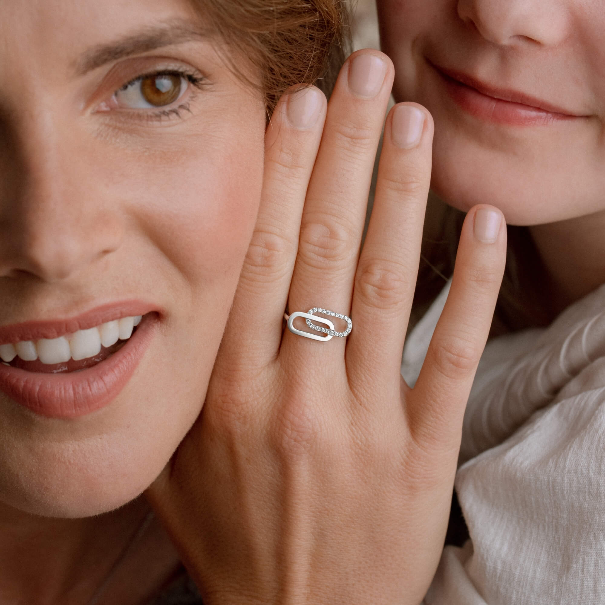 So Shocking Tandem ring in white gold and diamonds - Lepage