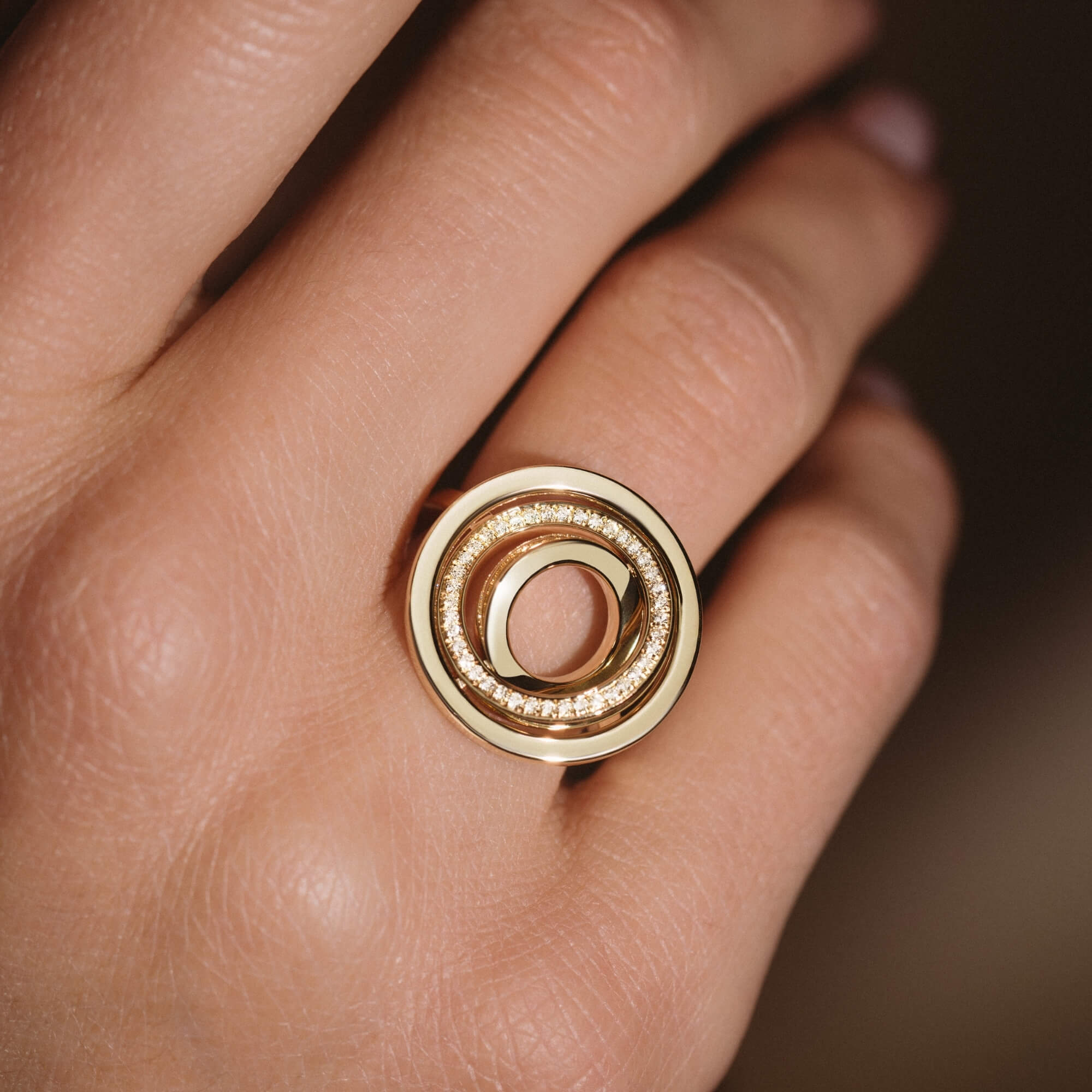 Alba ring in yellow gold and diamonds | LEPAGE