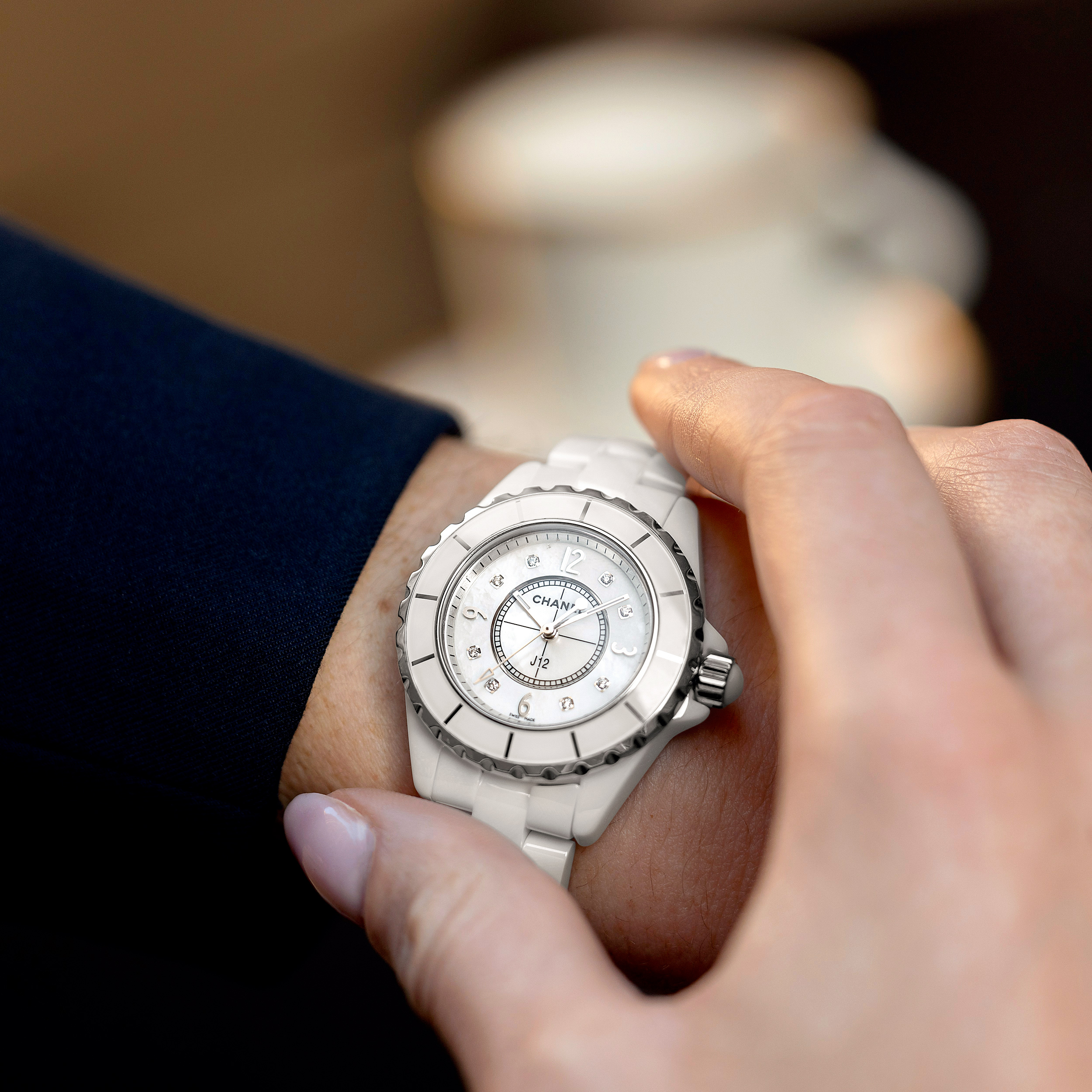 Pre-owned Chanel J12 White H2422 Mother-of-pearl & diamonds - Lepage