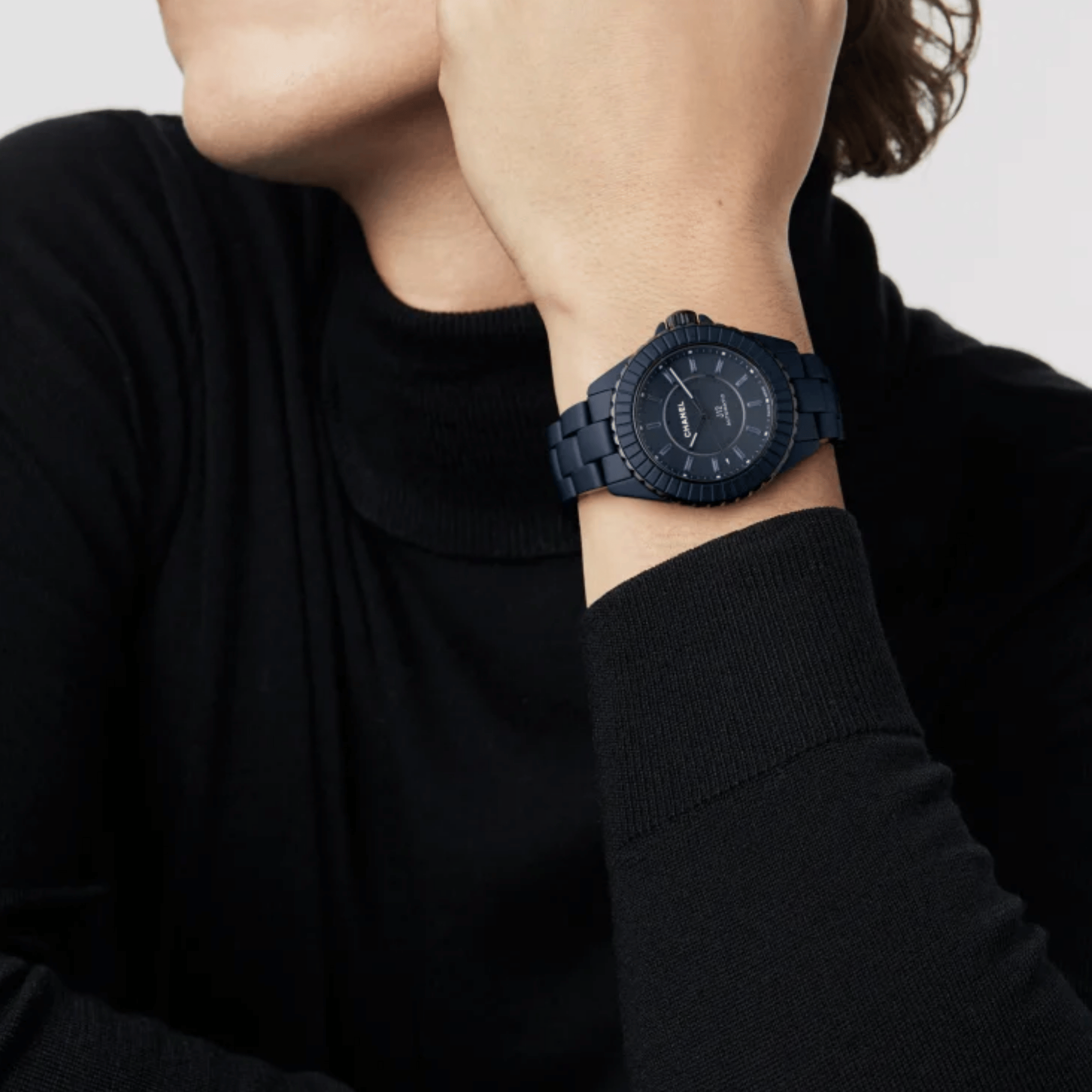 Montre CHANEL J12 BLEU automatique cadran bleu, index saphirs bleus et bracelet céramique bleu ...